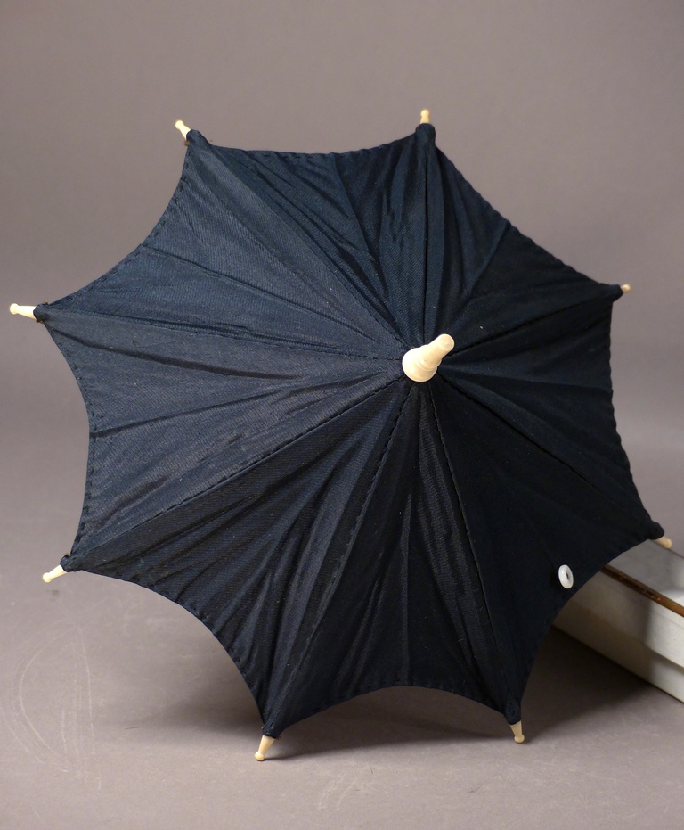 P etite Parasol in Original Box