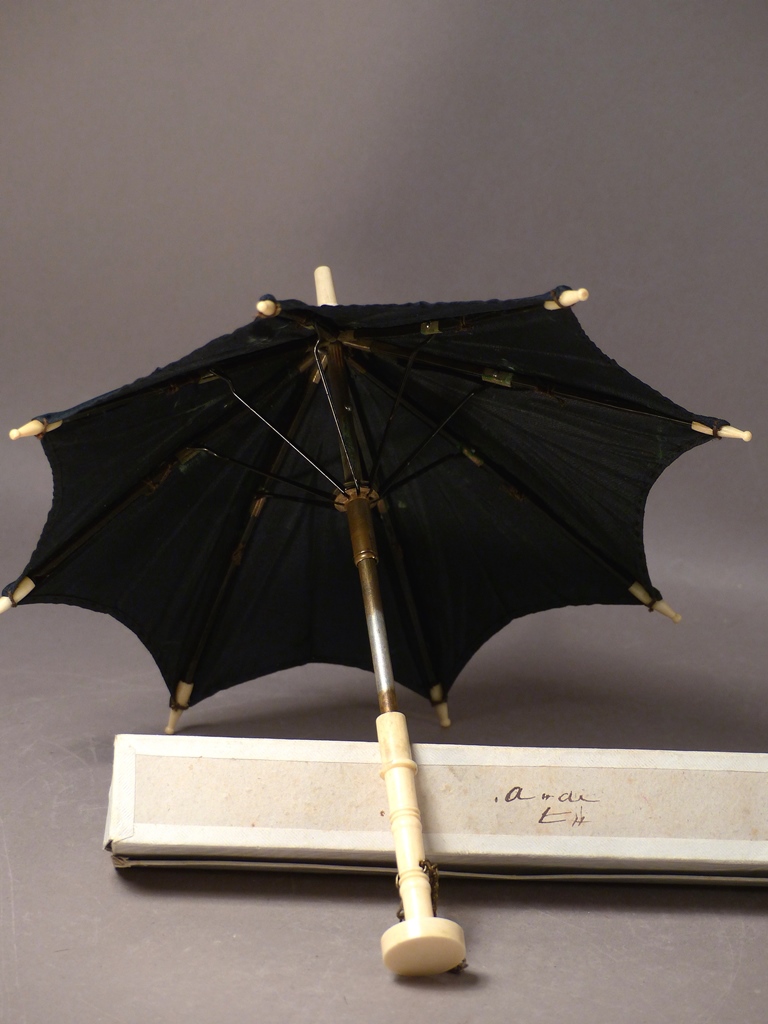 P etite Parasol in Original Box