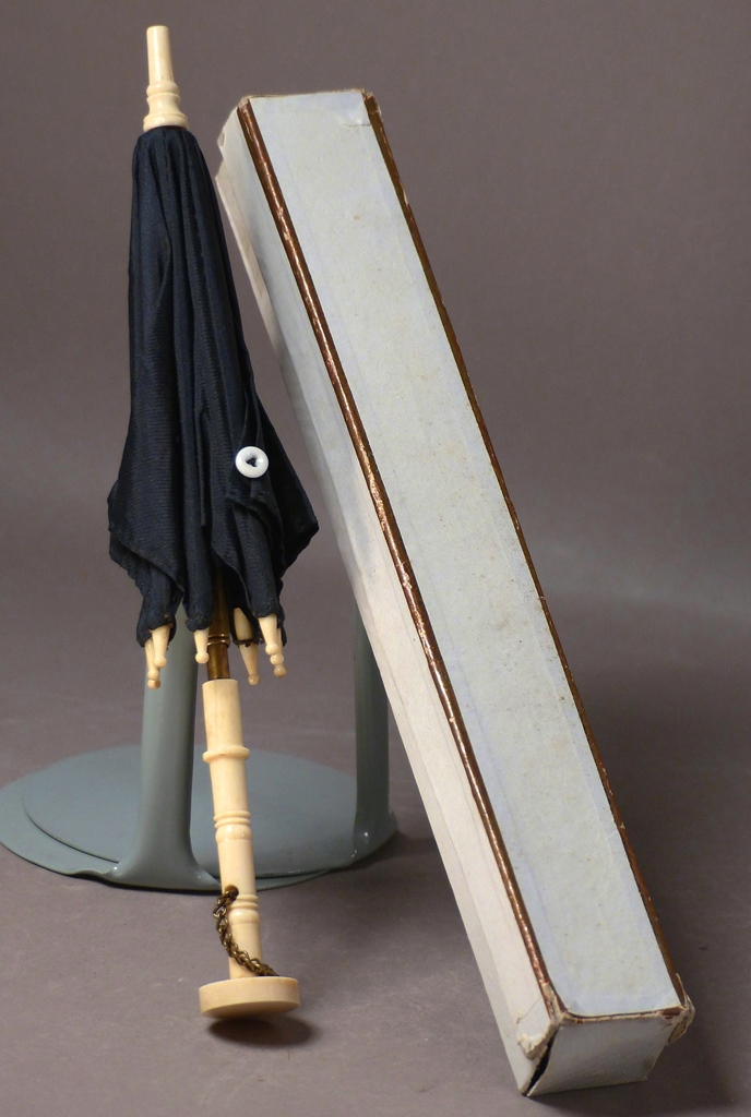 P etite Parasol in Original Box